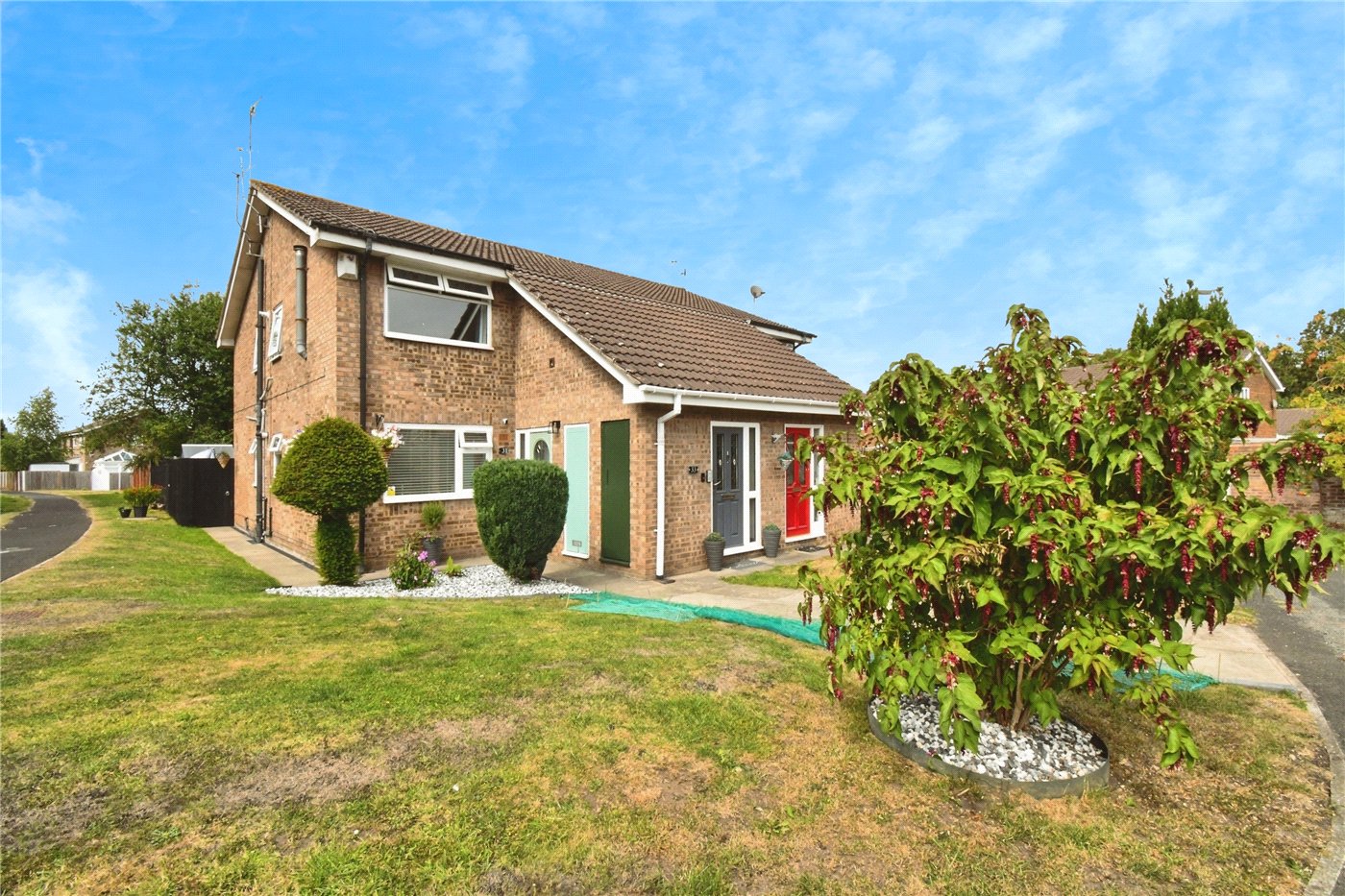 2 bedroom flat/apartment for sale | £155,000 | 33 Whitelands Meadow ...